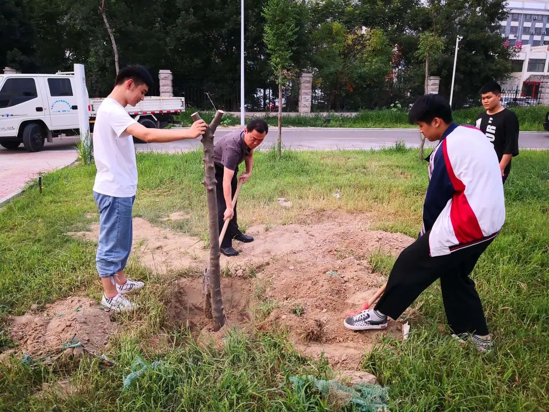 东阿县实验中学 - 劳动教育 - 种下一个念想，心怀一种期待